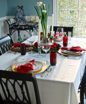 Red and White Christmas Table with a Paperwhite Centerpiece - Pender ...